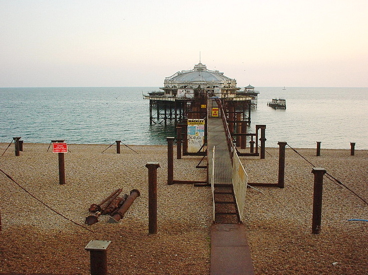 Brighton back in 2001: sixteen photos taken around the seafront