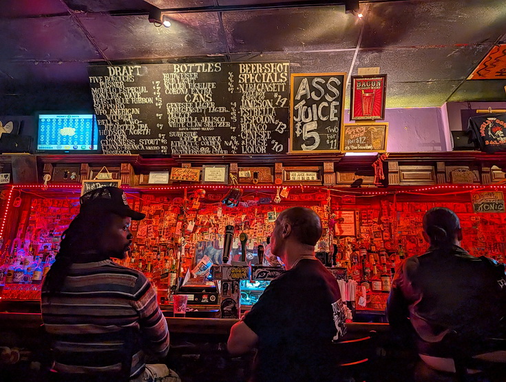Life in a New York dive bar – 20 photos of the Double Down Saloon in ...