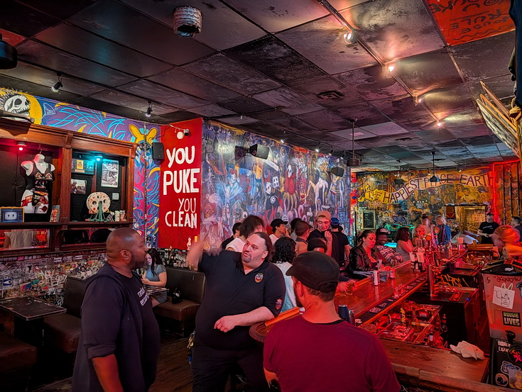 Life in a New York dive bar – 20 photos of the Double Down Saloon in ...
